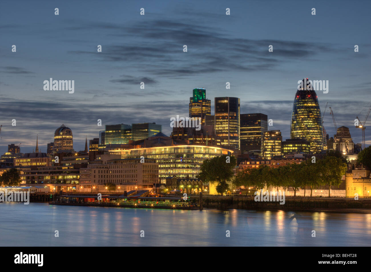 Grey sky city buildings london hi-res stock photography and images - Alamy
