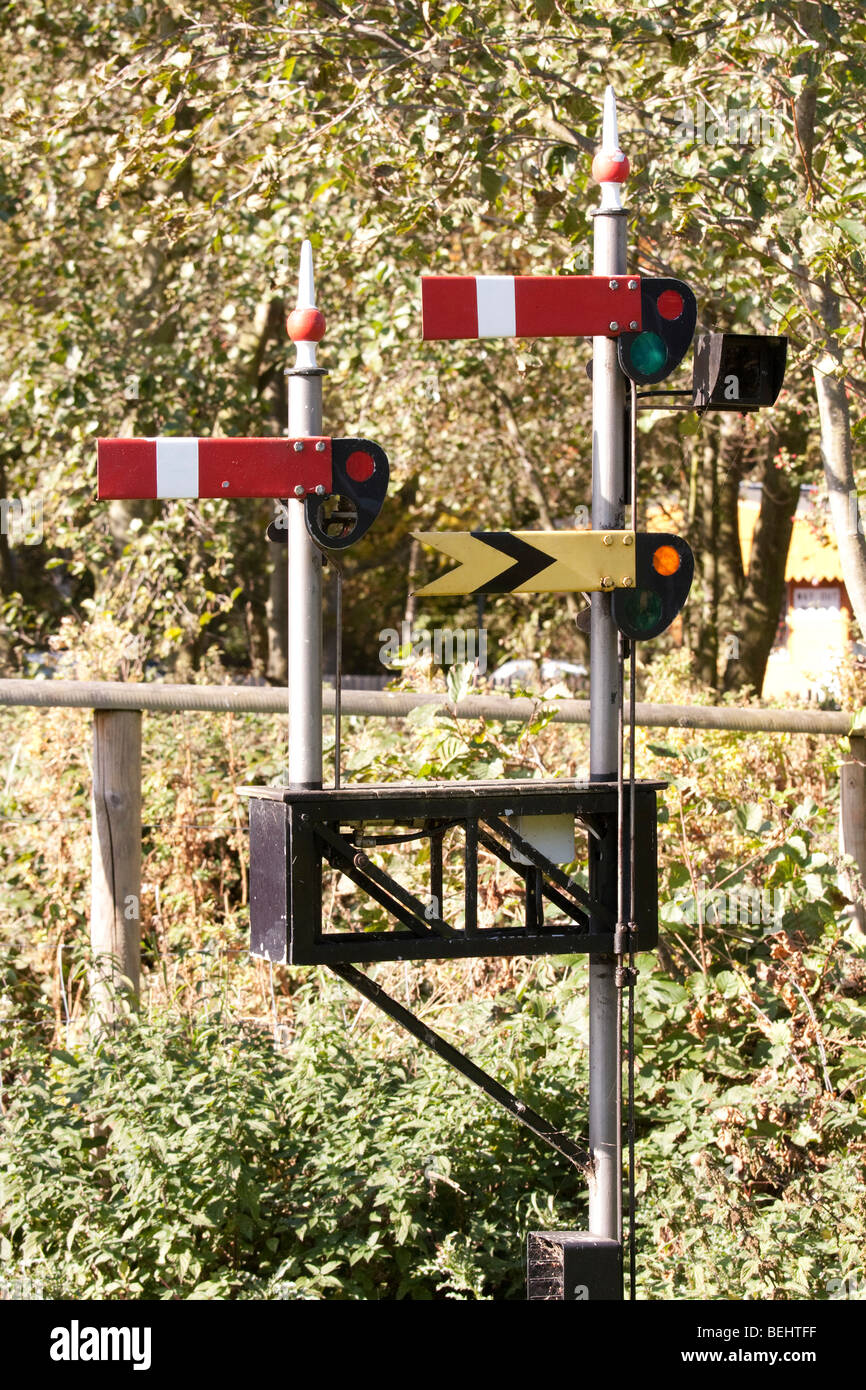 Railway signal gantry small scale hi-res stock photography and images ...