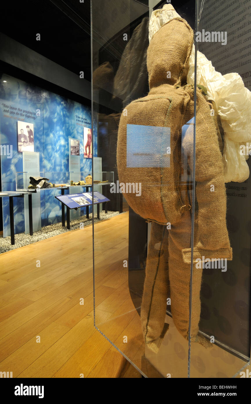 Parachutist ww2 hi-res stock photography and images - Alamy