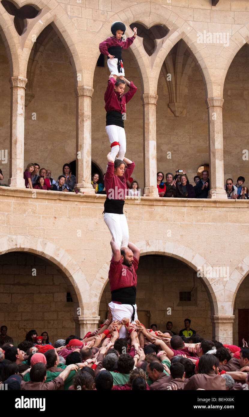 Human Pyramid Stock Photos & Human Pyramid Stock Images - Alamy