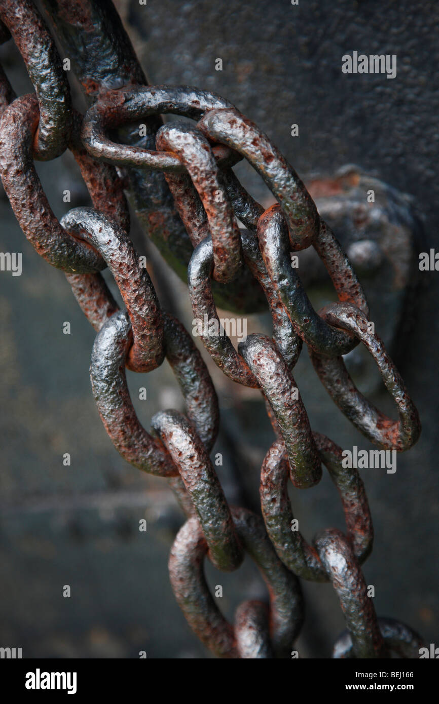 Old rusty steel chain link close up closeup full blurry blurred ...