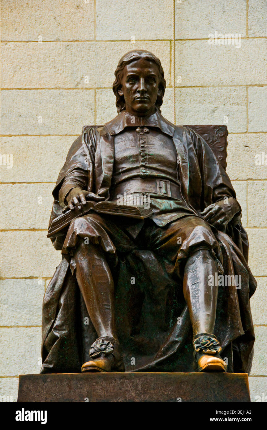 John harvard statue harvard university hi-res stock photography and ...