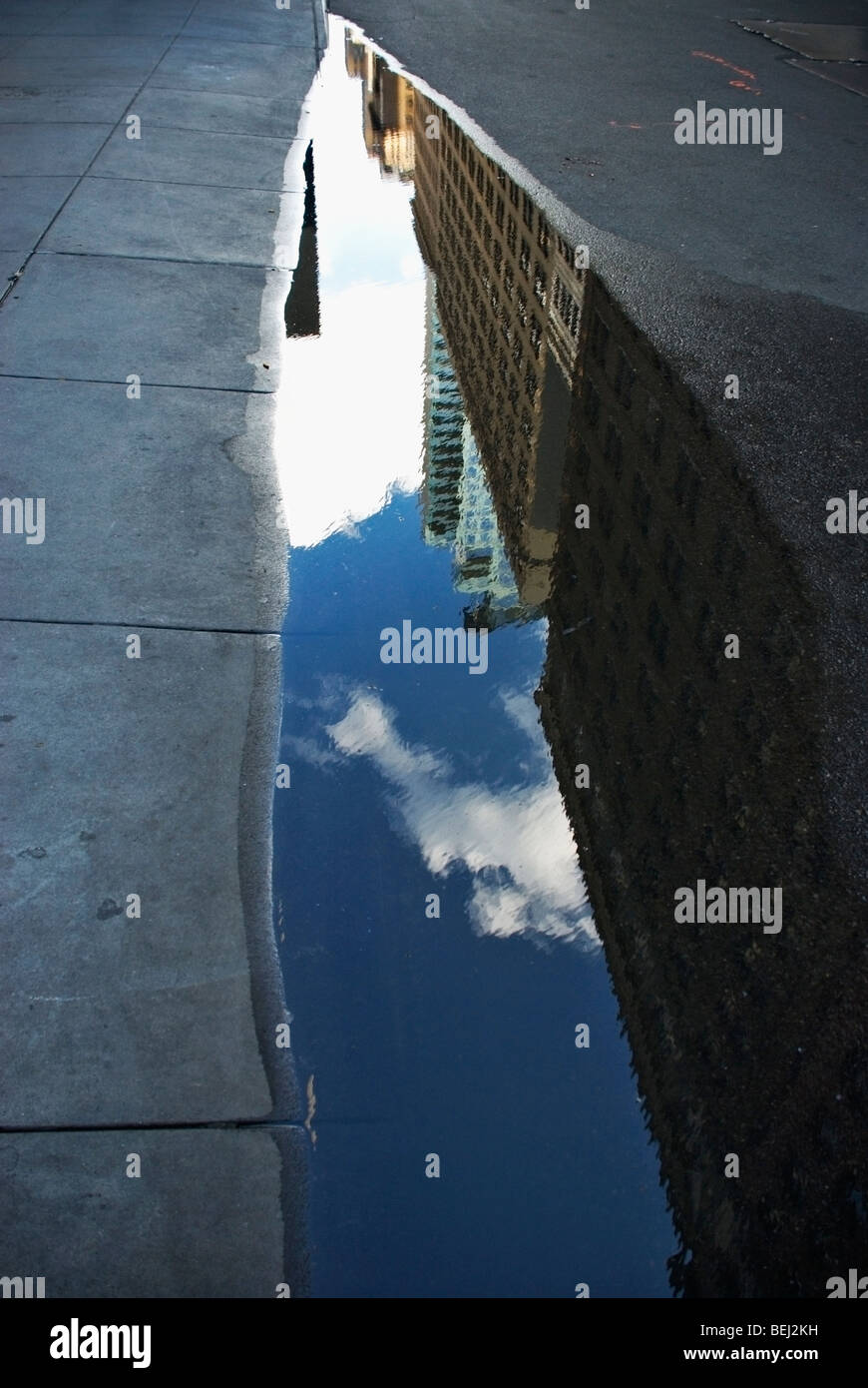 Reflection of building in water Stock Photo - Alamy