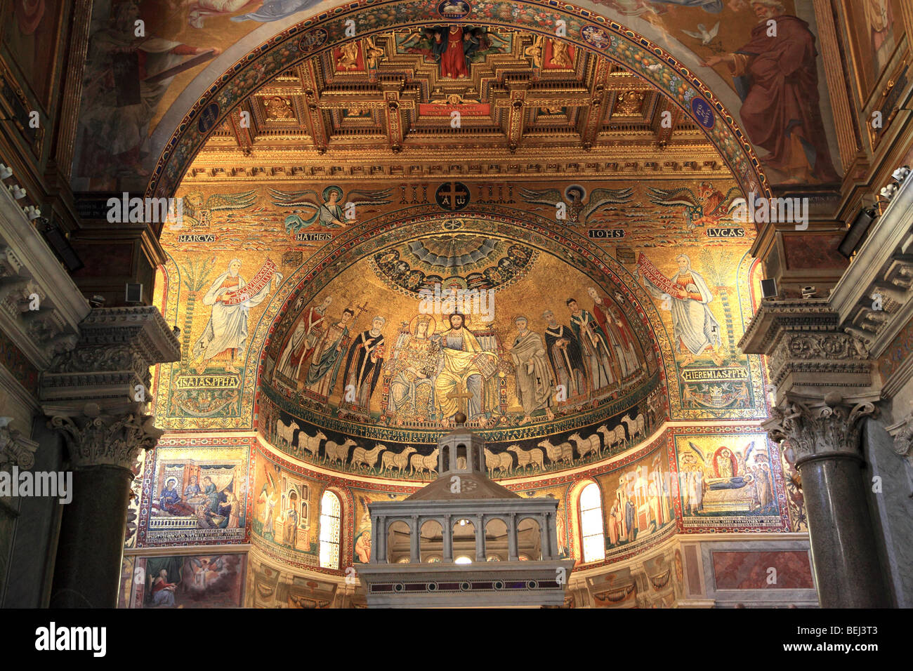 Basilica di santa maria in trastevere hi-res stock photography and images - Alamy