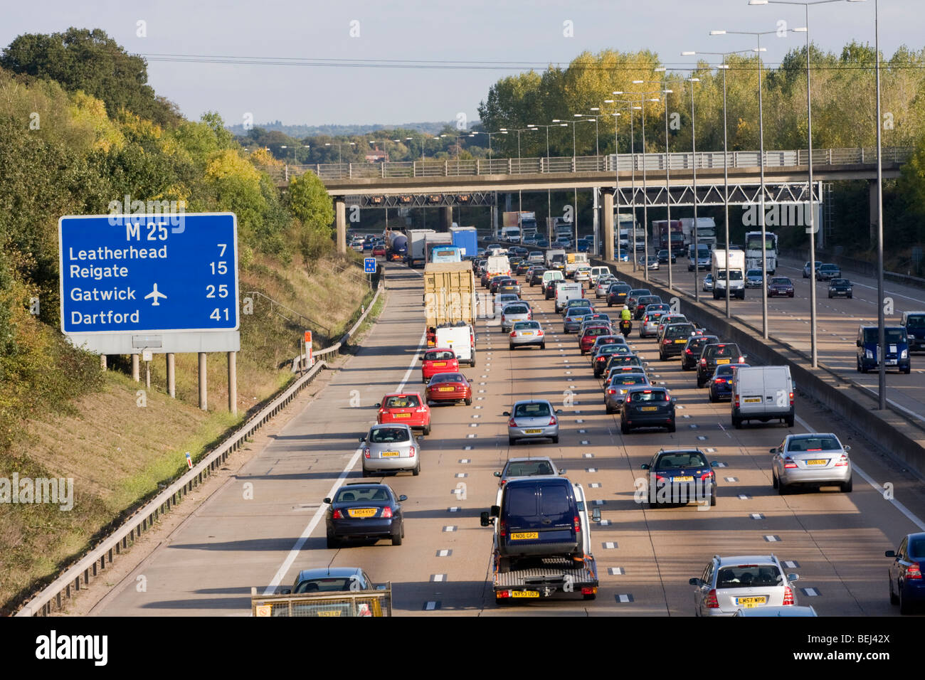 M25 motorway sign hi-res stock photography and images - Alamy