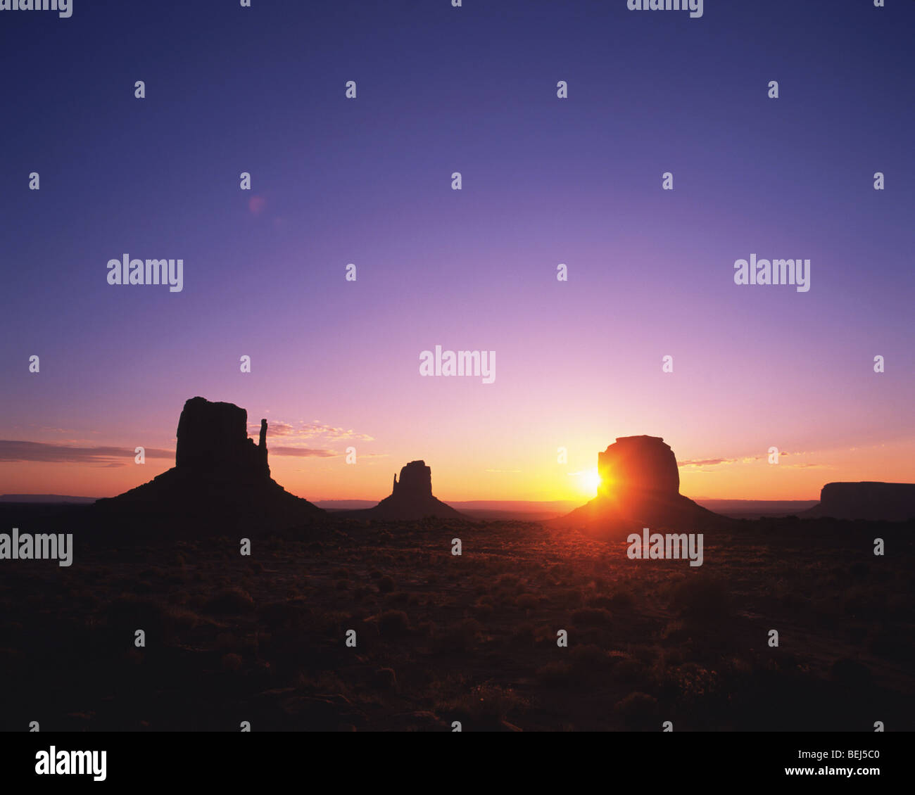 Mittens dawn in monument valley hi-res stock photography and images - Alamy