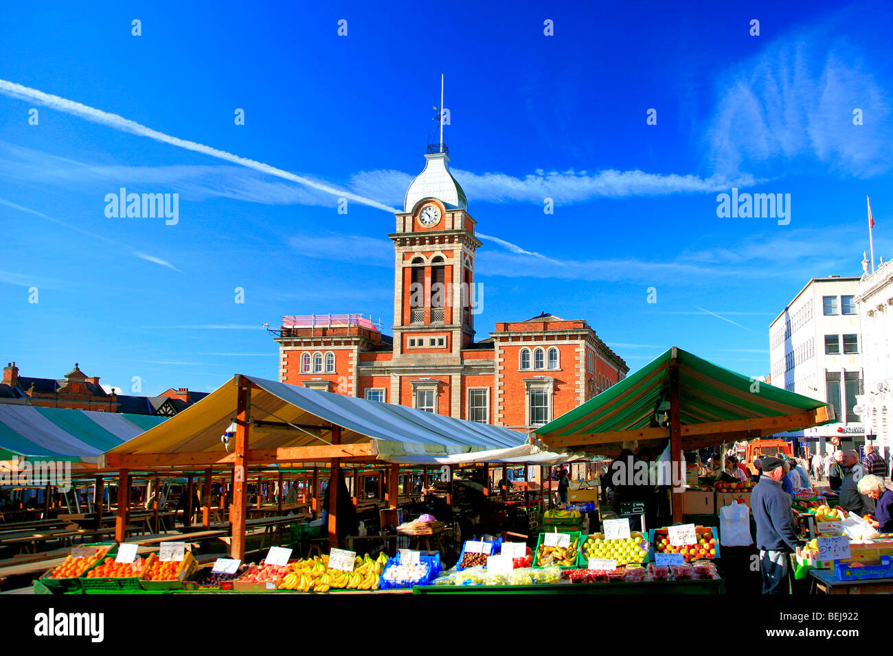 Chesterfield town market square derbyshire hi-res stock photography and ...
