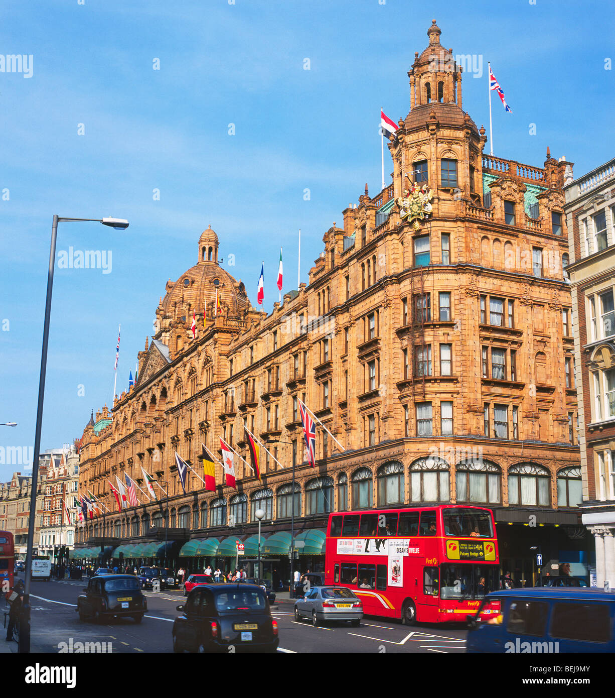 Harrods stores hi-res stock photography and images - Alamy