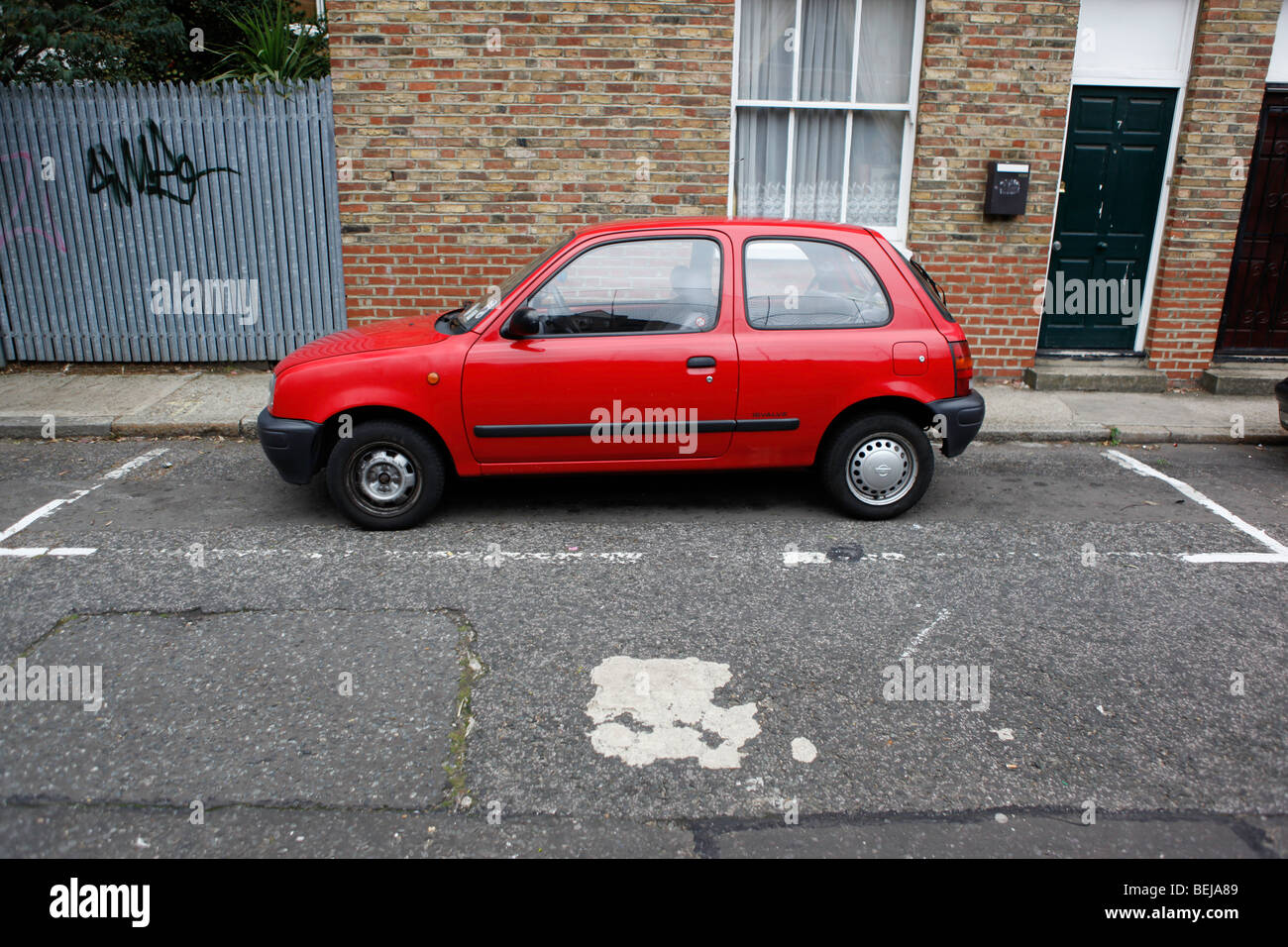 Lone car on street hi-res stock photography and images - Alamy