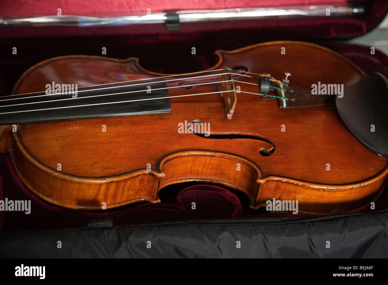 Violin instruments hi-res stock photography and images - Alamy