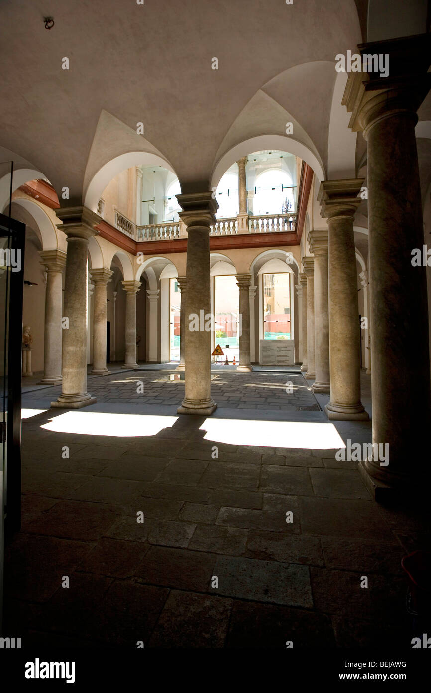Palazzo rosso courtyard hi-res stock photography and images - Alamy