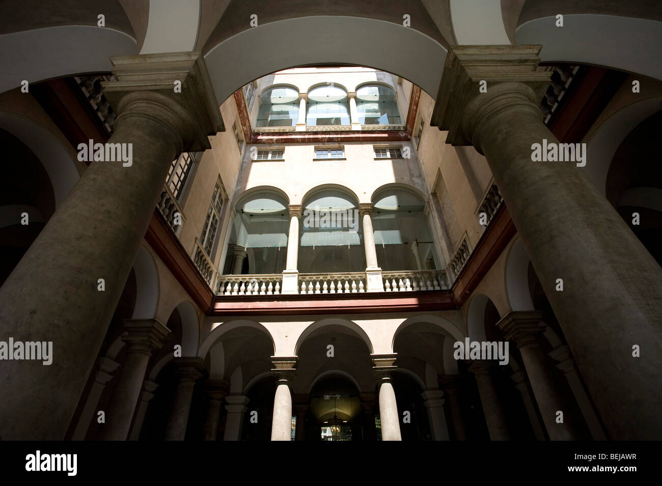 Palazzo rosso courtyard hi-res stock photography and images - Alamy