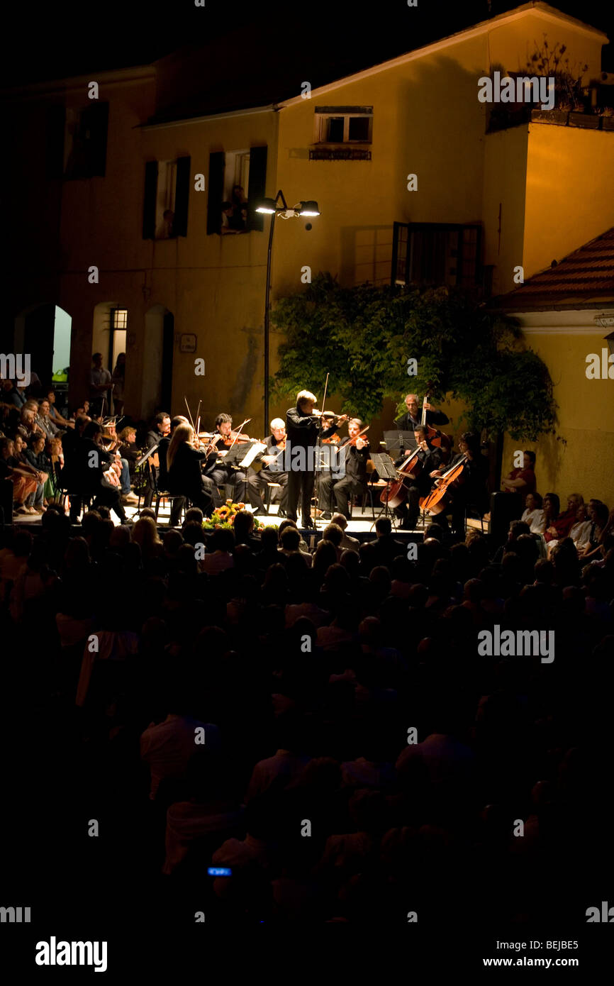 Violinist uto ughi in concert hi-res stock photography and images - Alamy