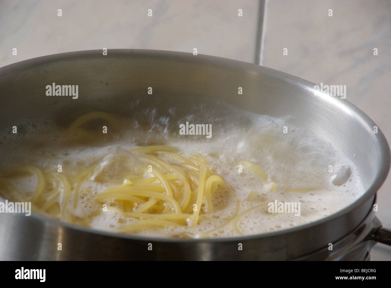 Kochen Spaghetti - cooking spaghetti 07 Stock Photo - Alamy