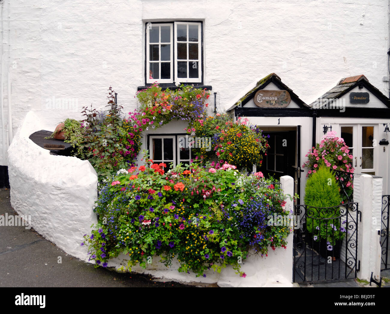 Cottage garden england flowers hi-res stock photography and images - Alamy