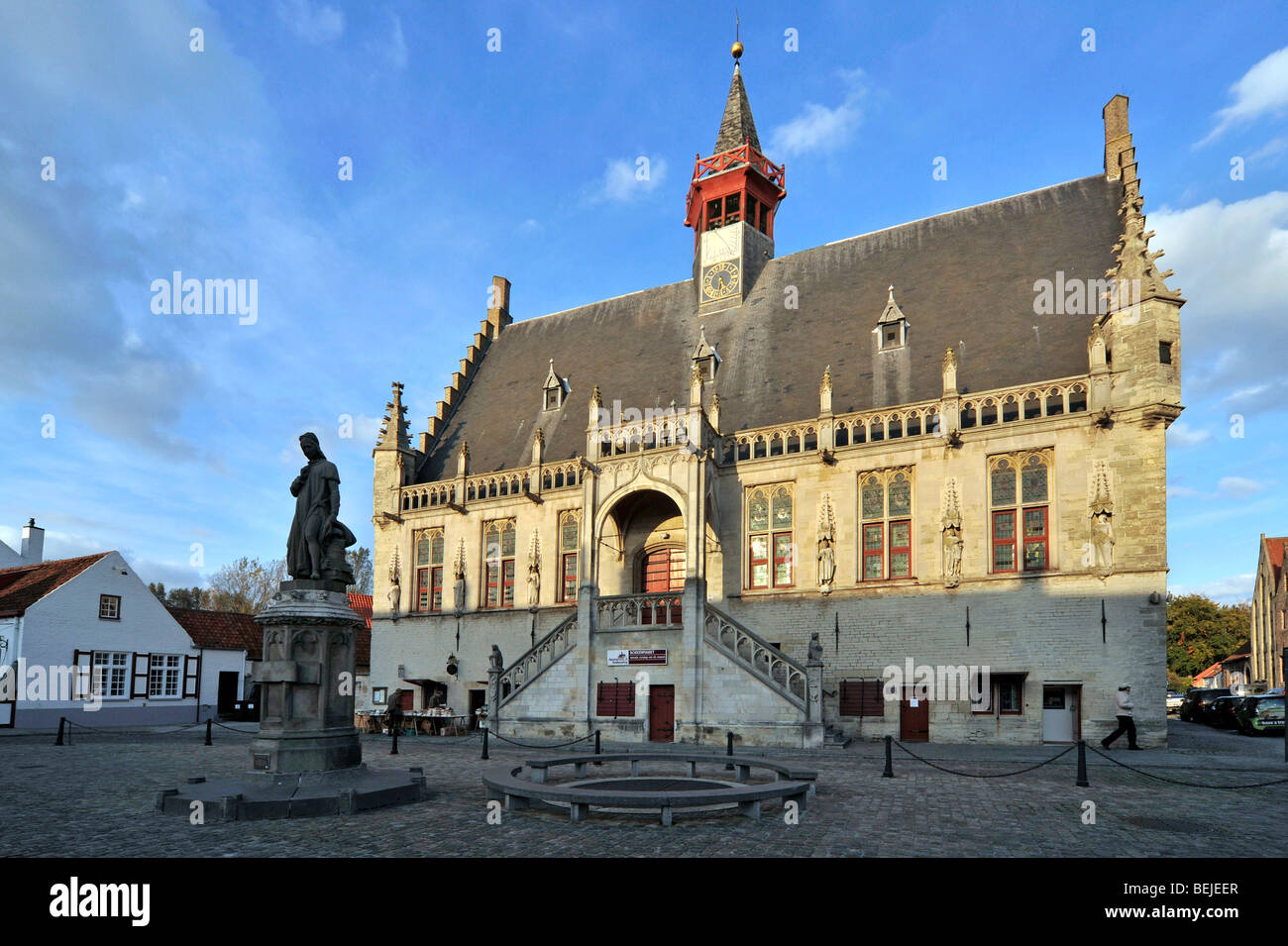 Statue in front of city hall hi-res stock photography and images - Alamy