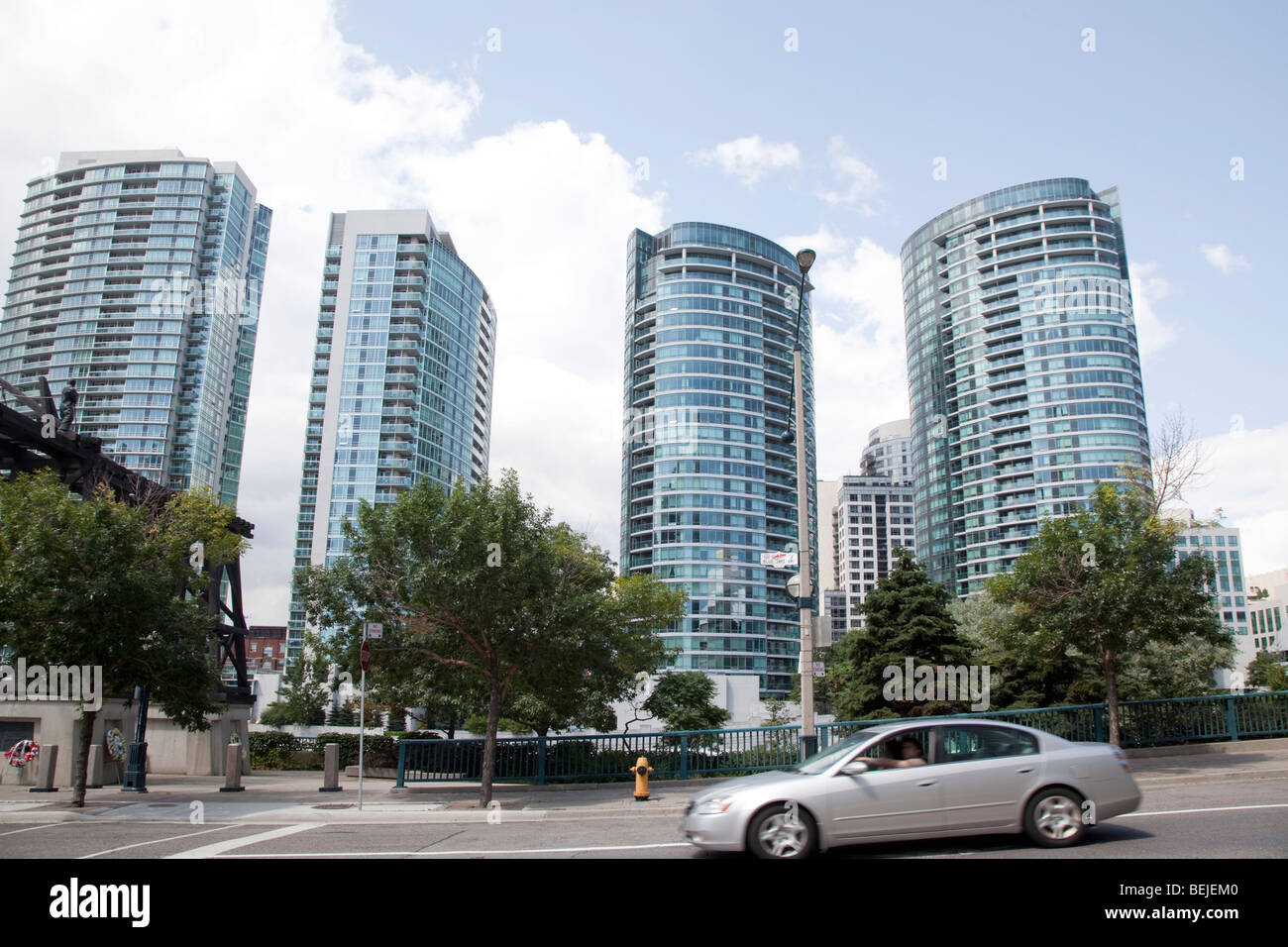 Toronto city street population hi-res stock photography and images - Alamy