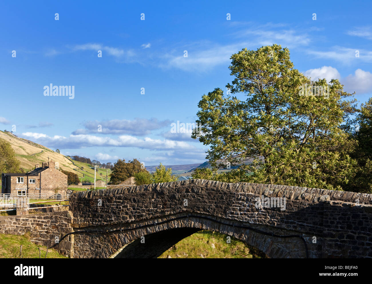 Small stone bridge hi-res stock photography and images - Alamy