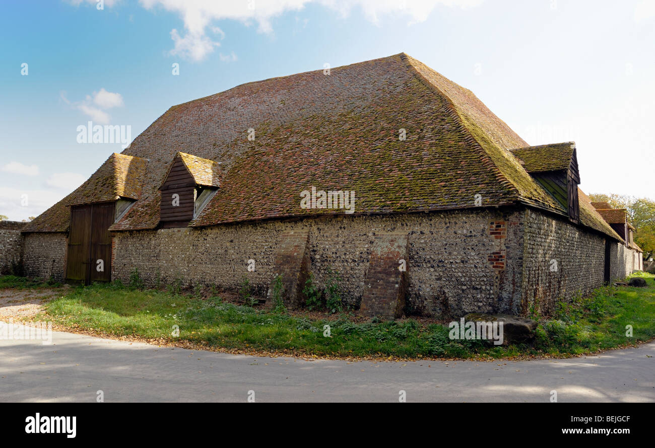 Old farmyard hi-res stock photography and images - Alamy