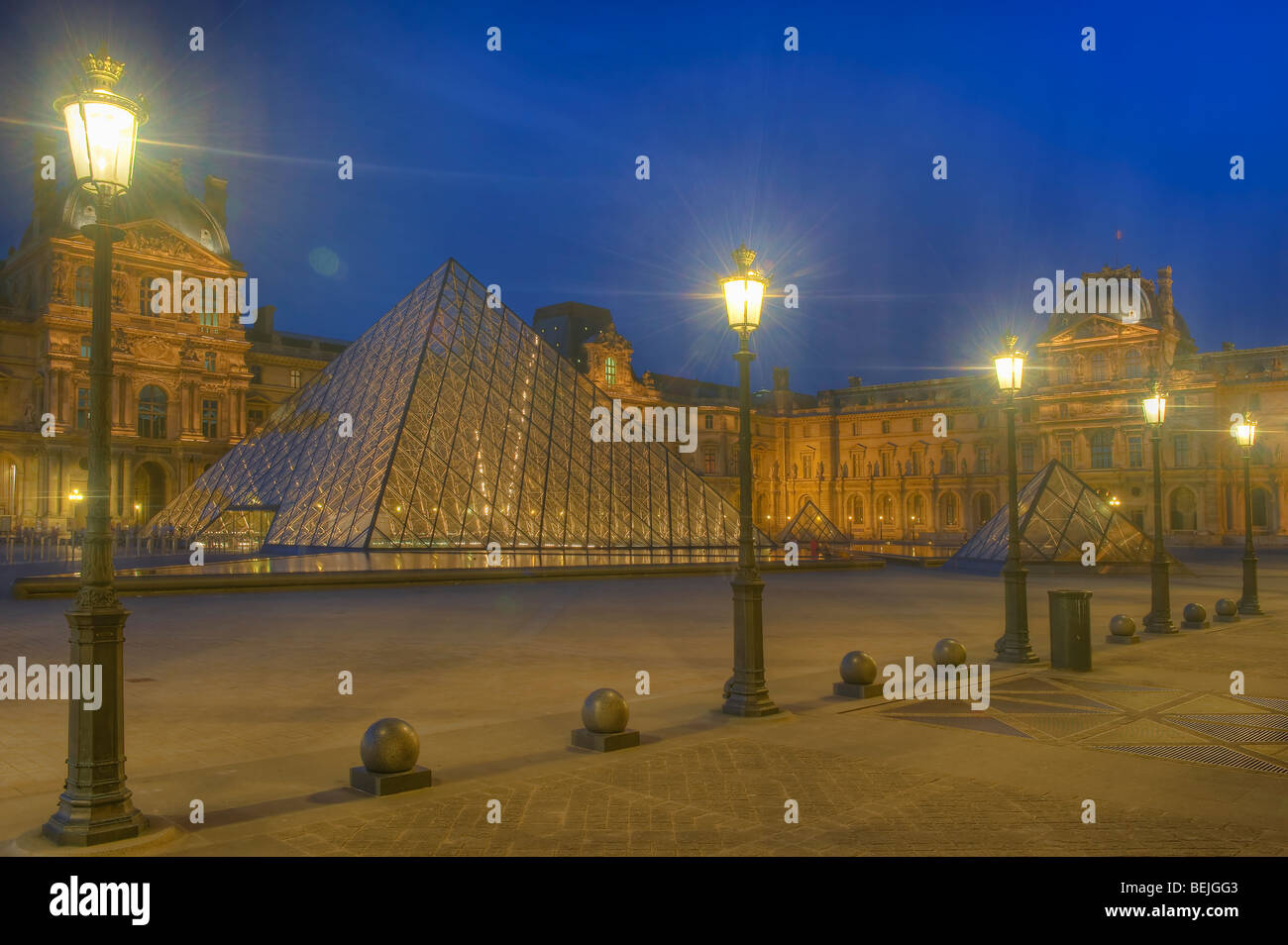 Louvre pyramide hi-res stock photography and images - Alamy