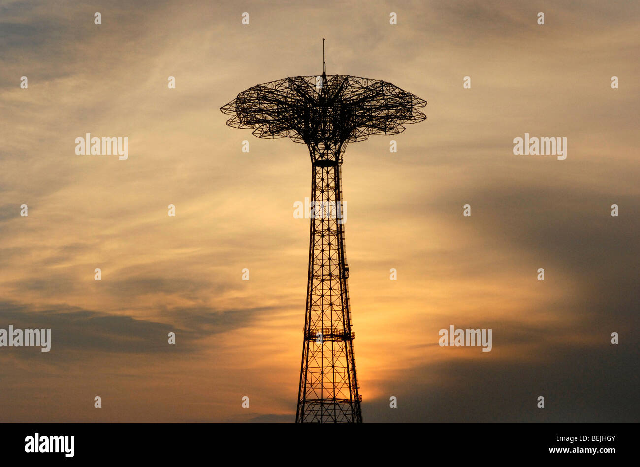 Amusement tower parachute hi-res stock photography and images - Alamy
