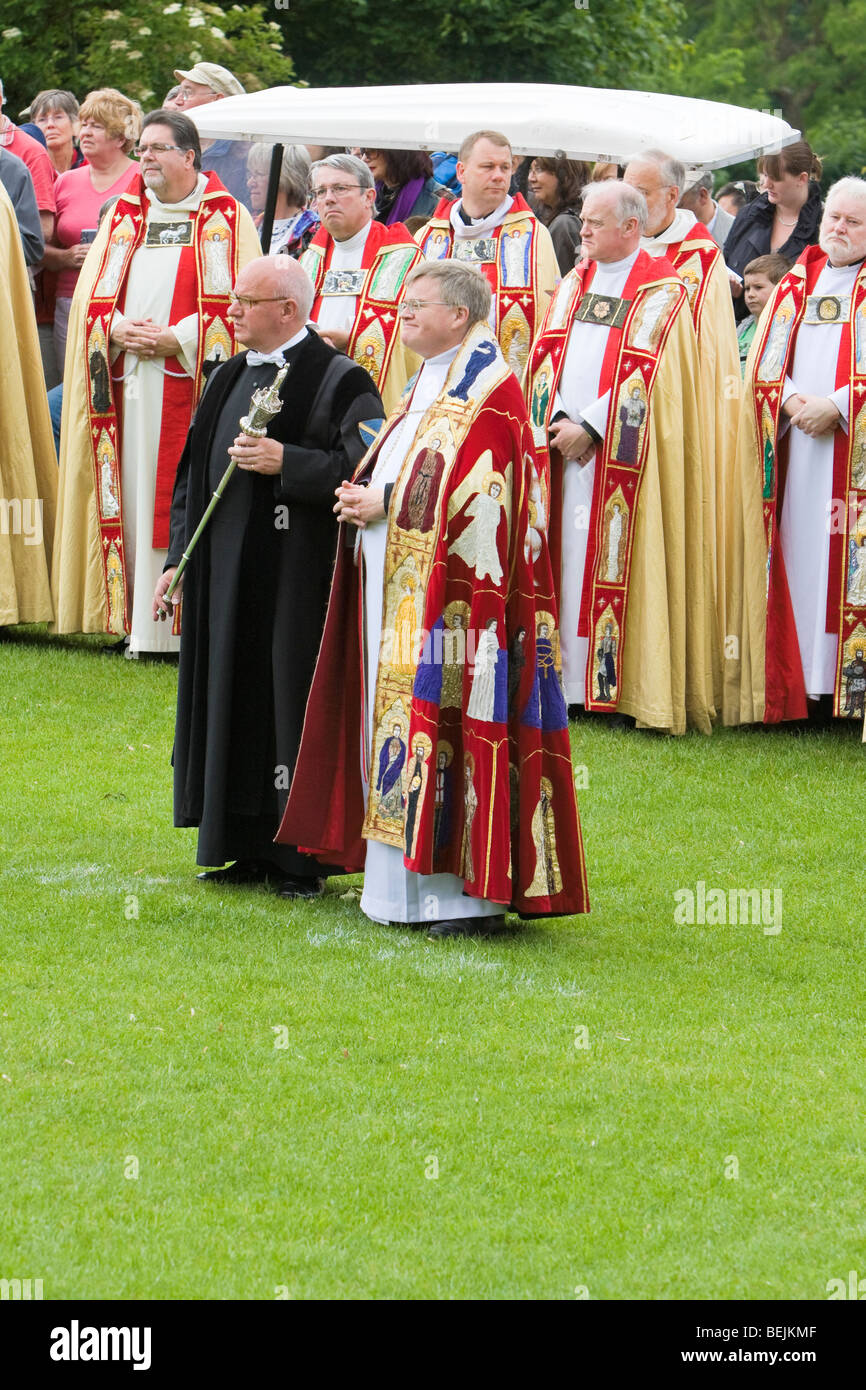 Anglican clergy including dean st hi-res stock photography and images ...