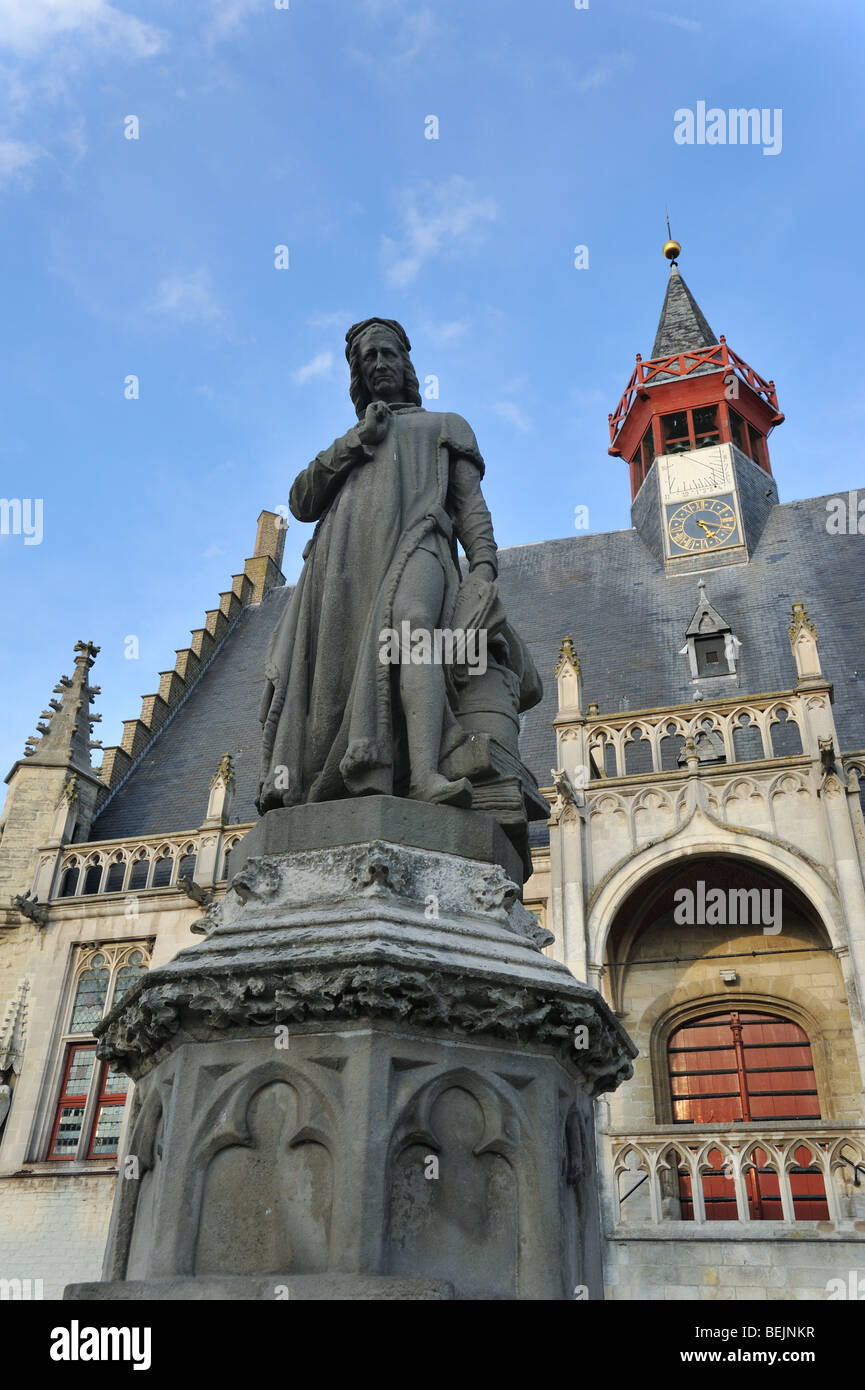 Statue in front of city hall hi-res stock photography and images - Alamy