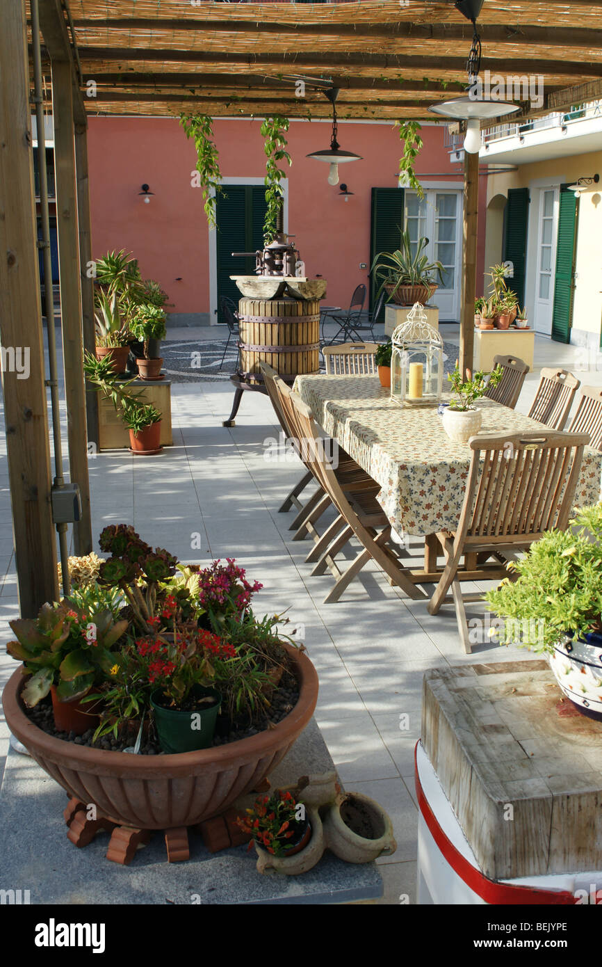 Italian courtyard hi-res stock photography and images - Alamy