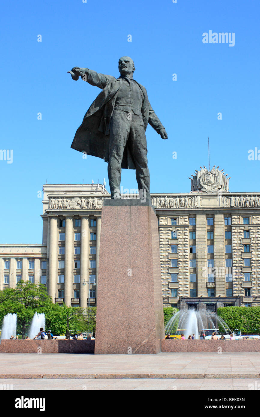 Monument to Lenin at Moscow Square in St. Petersburg Stock Photo - Alamy