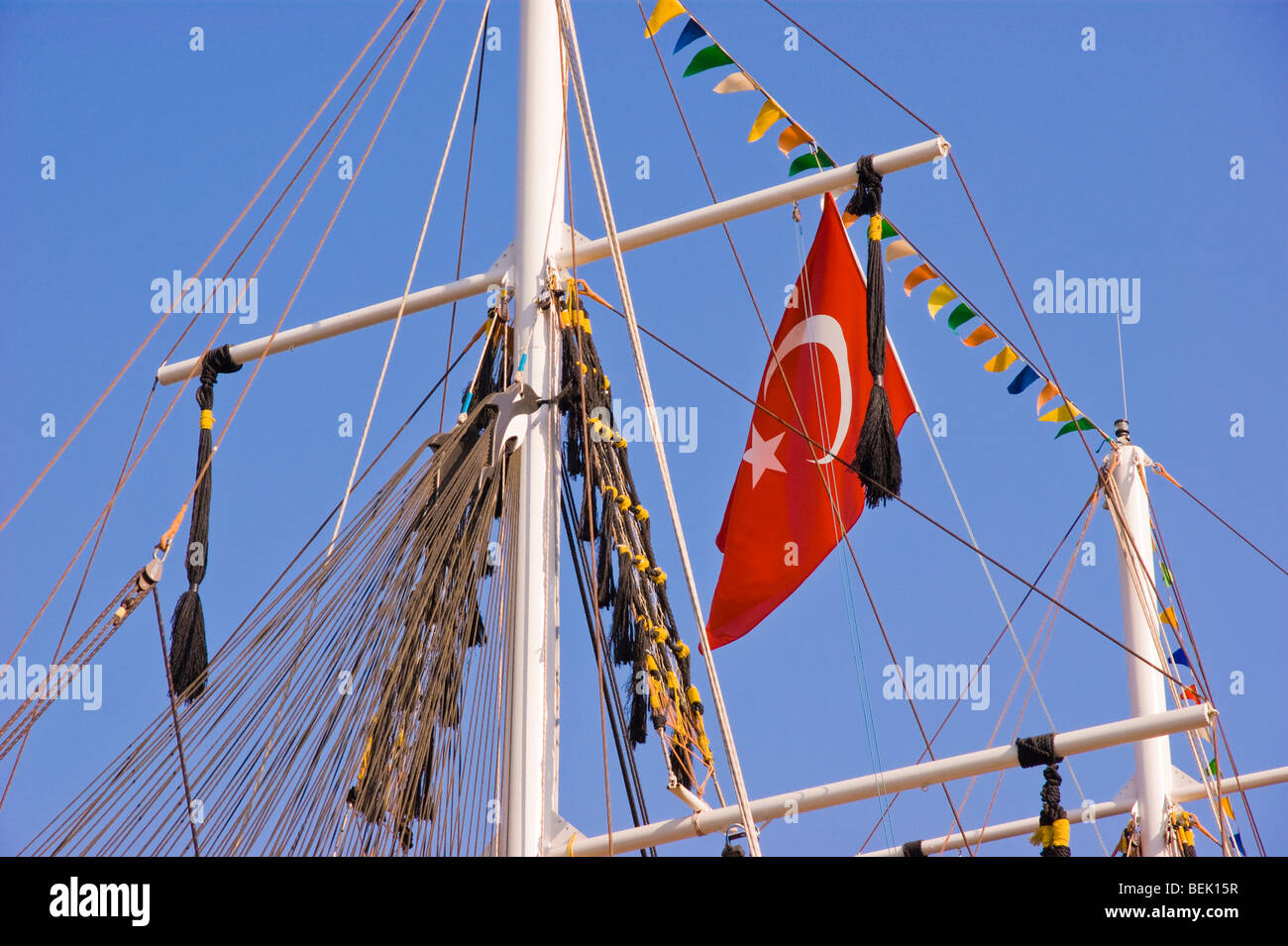 Ship mast with flag hi-res stock photography and images - Alamy