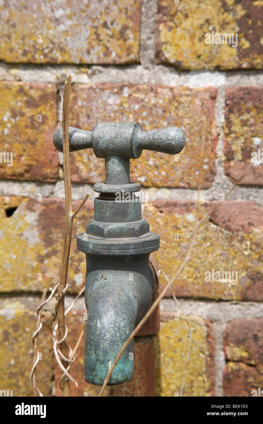 Faucet on a brick wall hi-res stock photography and images - Alamy