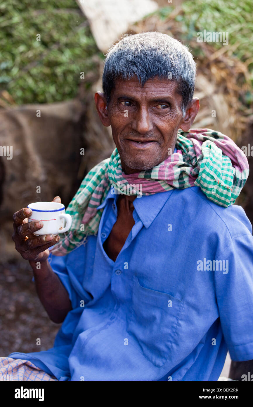 Rickshaw wallah sipping tea in Dhaka Bangladesh Stock Photo - Alamy