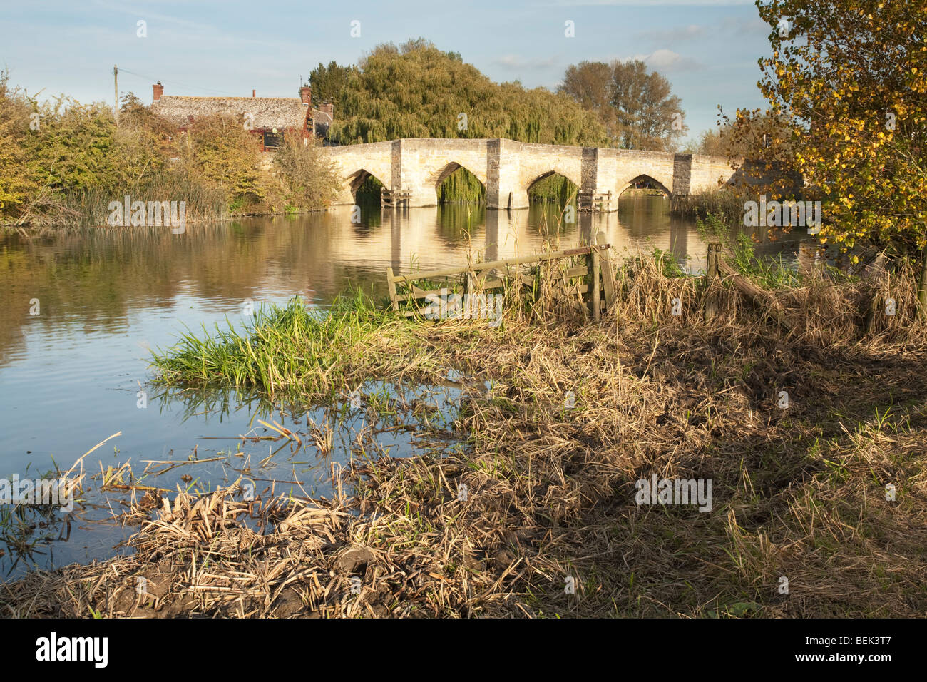 River Thames at the confluence with the River Windrush at Newbridge in ...