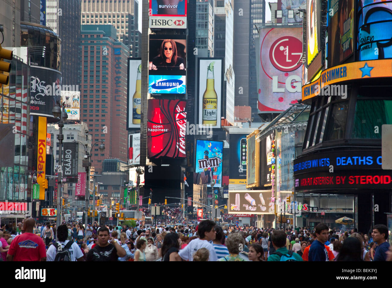 Crowded times square hi-res stock photography and images - Alamy