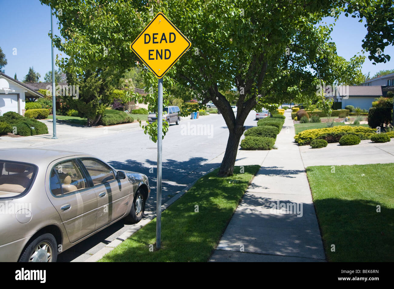 A dead end caution sign on a residential street Stock Photo - Alamy