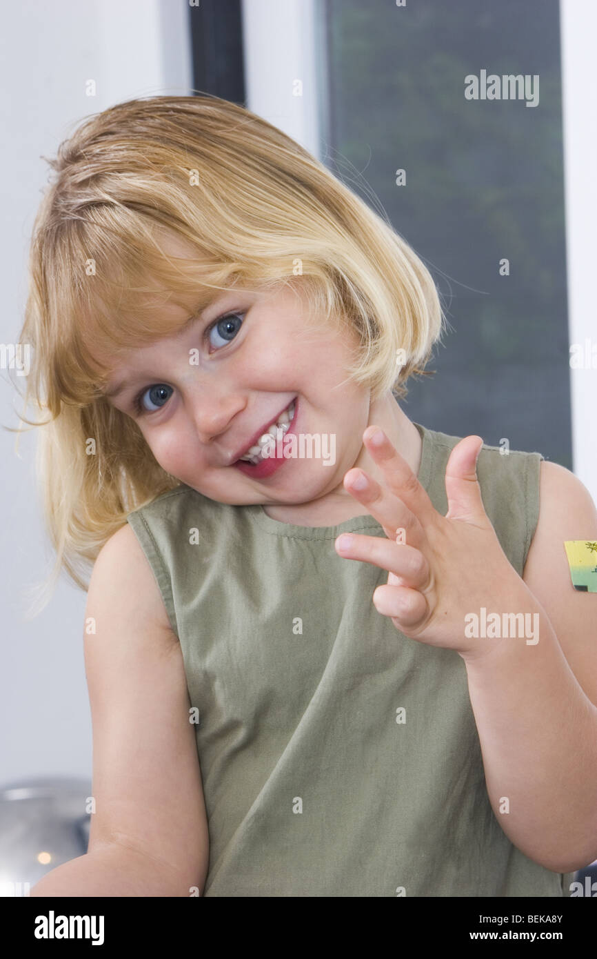 Girl holding up four fingers hi-res stock photography and images - Alamy