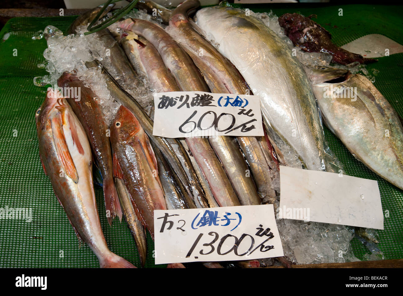 Fishmonger tsukiji tokyo japanese hi-res stock photography and images ...