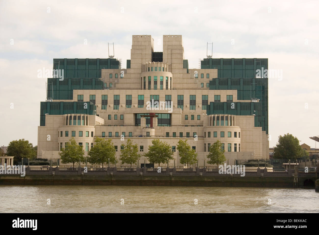 SIS (MI6) headquarters, Albert Embankment. London Stock Photo - Alamy