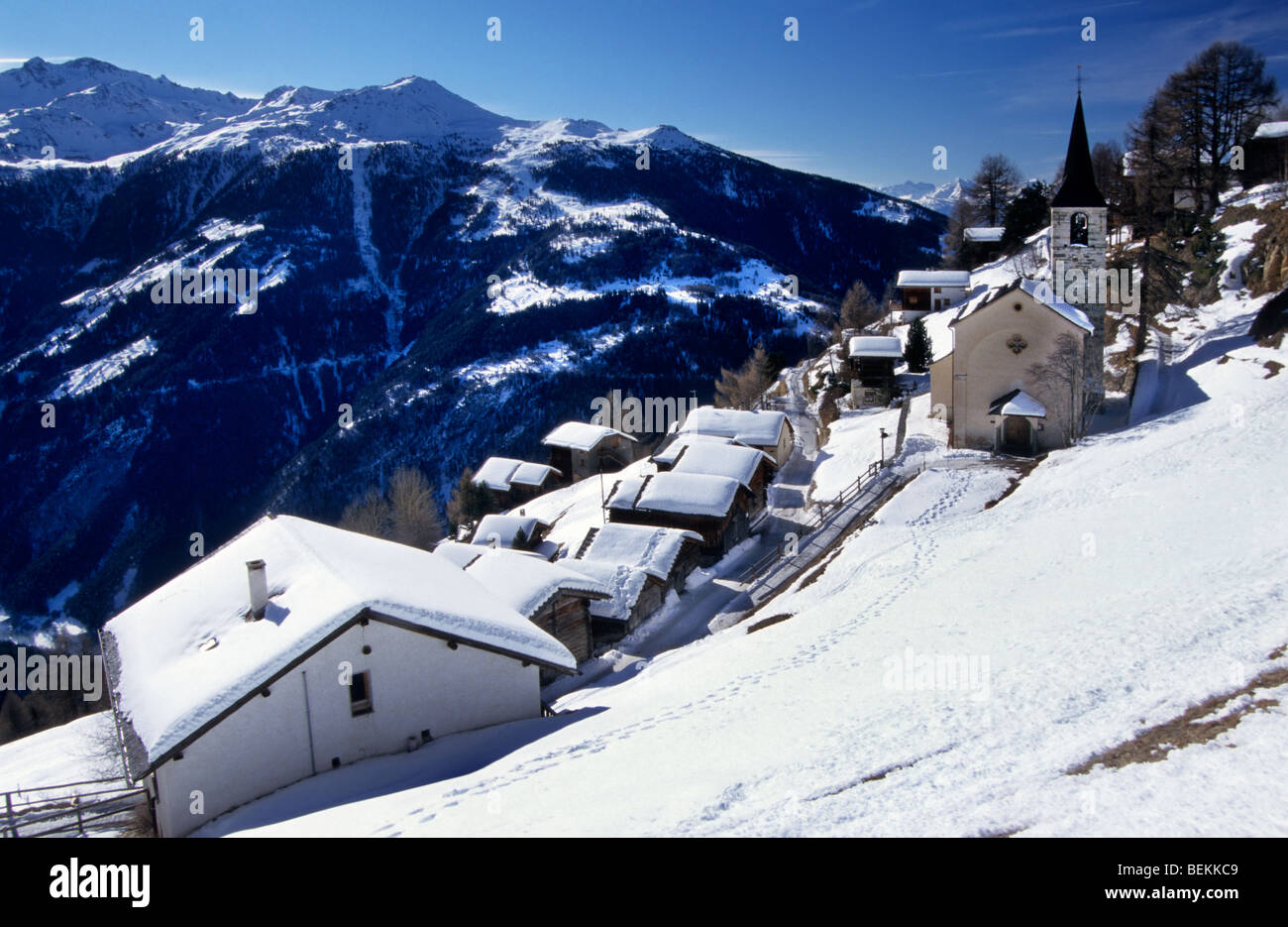 Snow covered house roofs of the mountain village Vieux Chandolin ...
