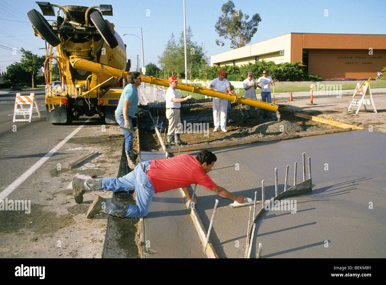 Men pour concrete driveway and walkway Stock Photo - Alamy