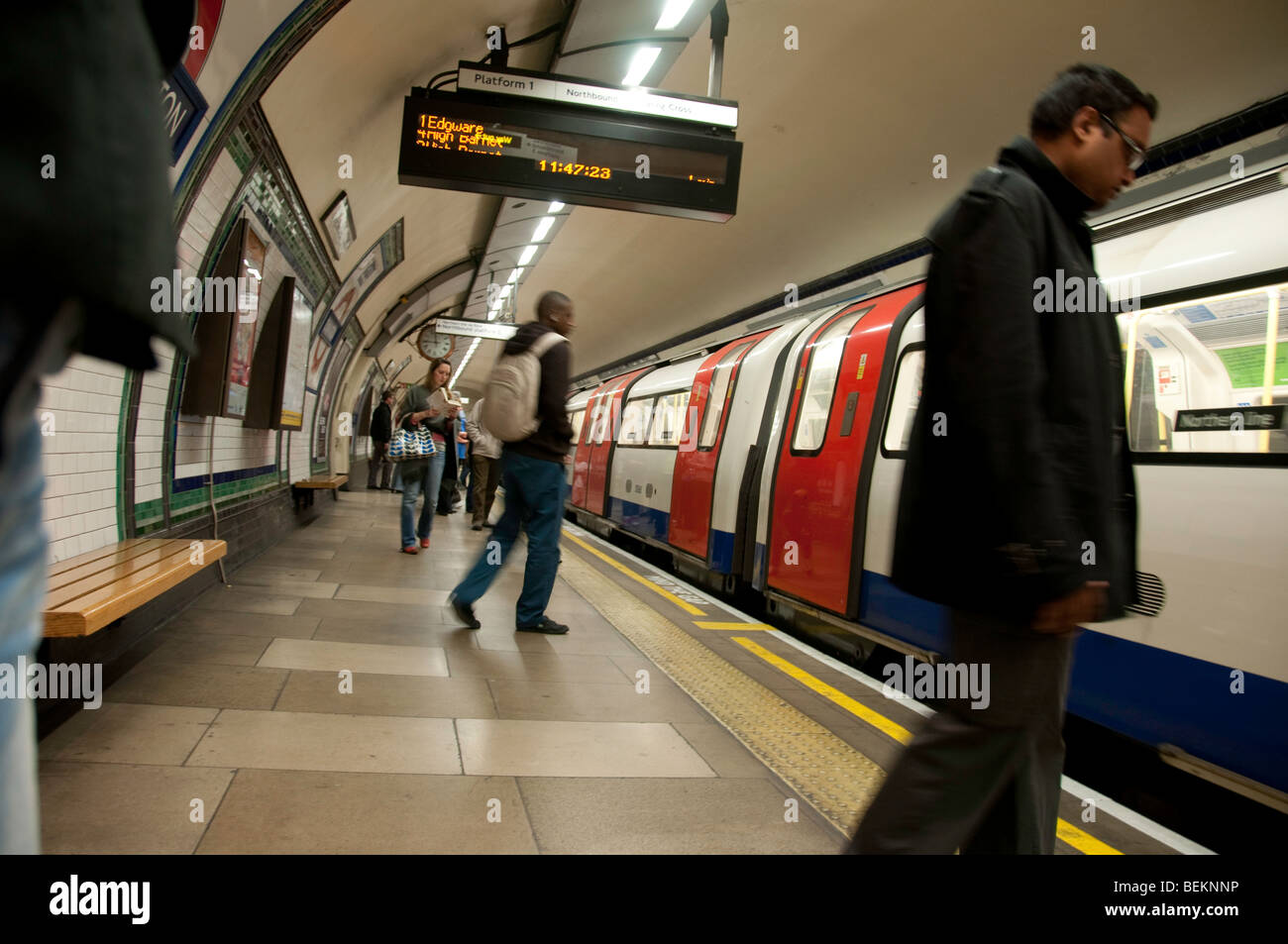 Tube arriving at Kensington station, London underground Stock Photo - Alamy