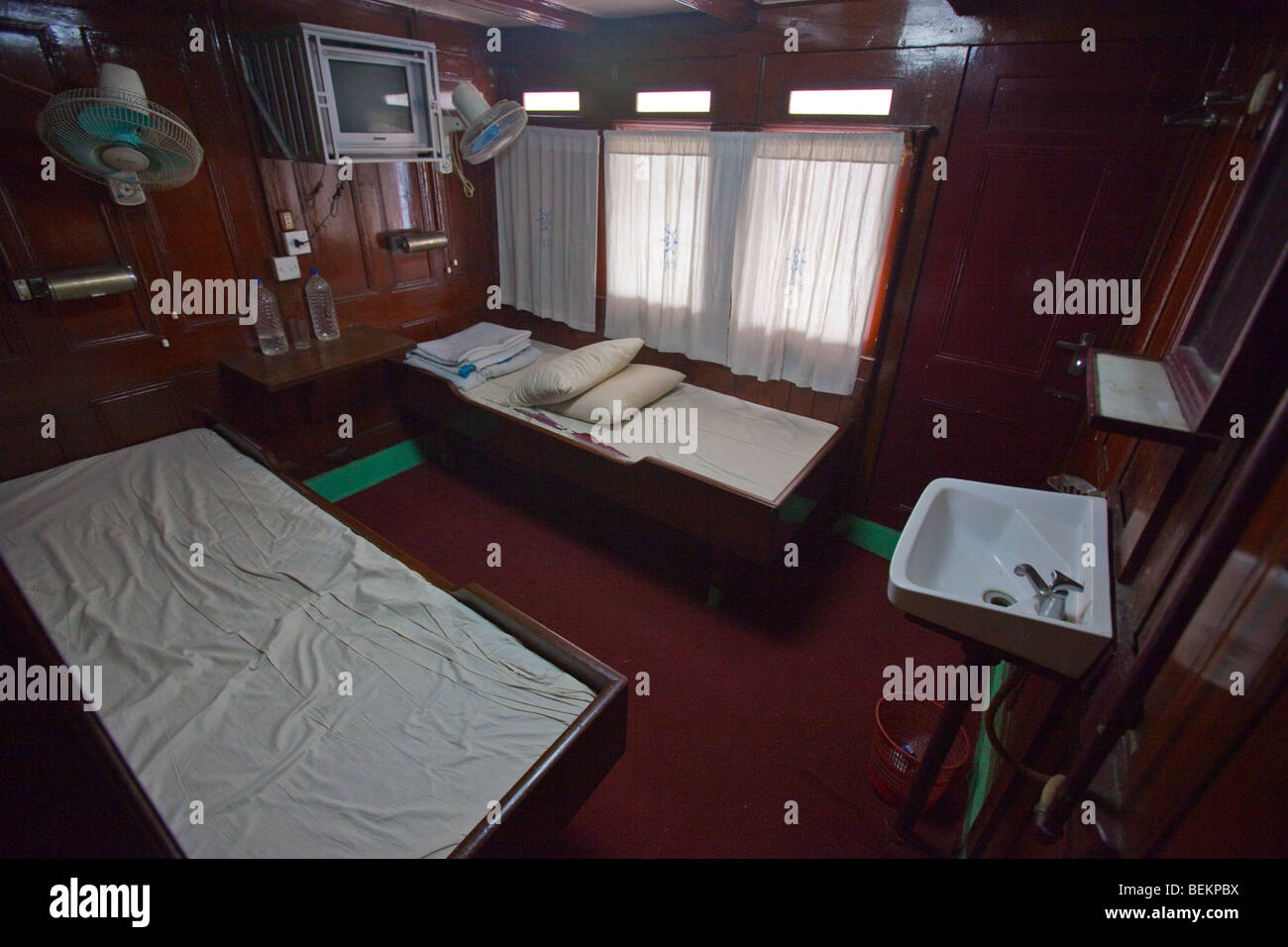 Bangladeshi paddle rocket hi-res stock photography and images - Alamy