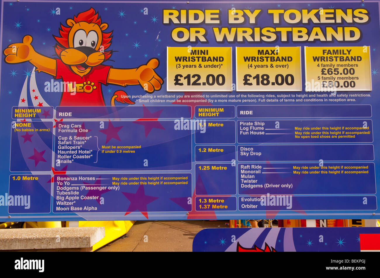 Minimum height sign hi-res stock photography and images - Alamy