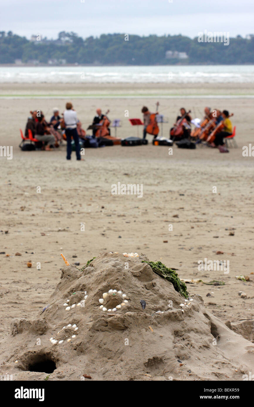 Cellists playing on a beach in Brittany, France Stock Photo - Alamy