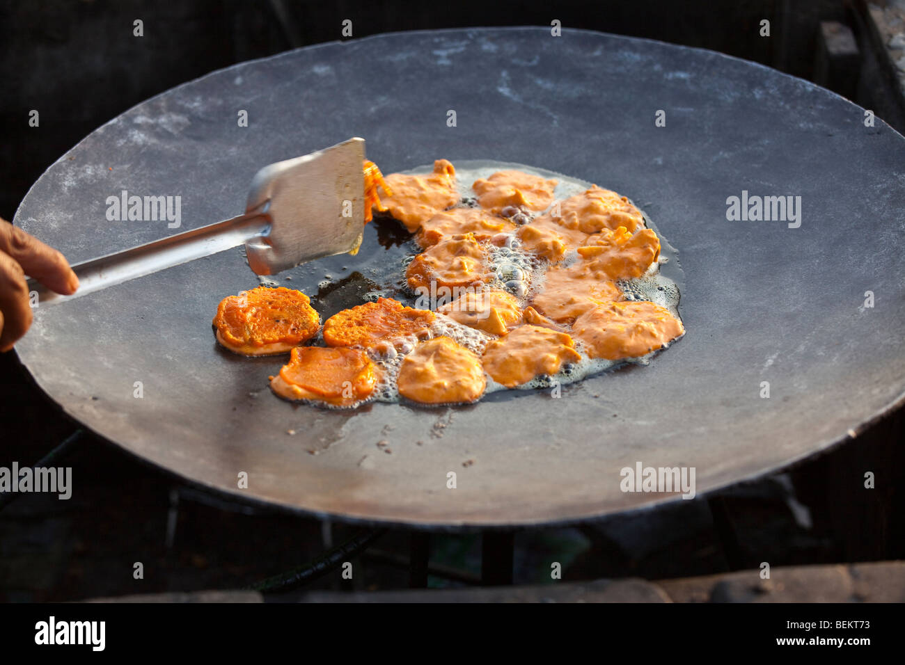 Street vendor frying snacks in Dhaka Bangladesh Stock Photo - Alamy