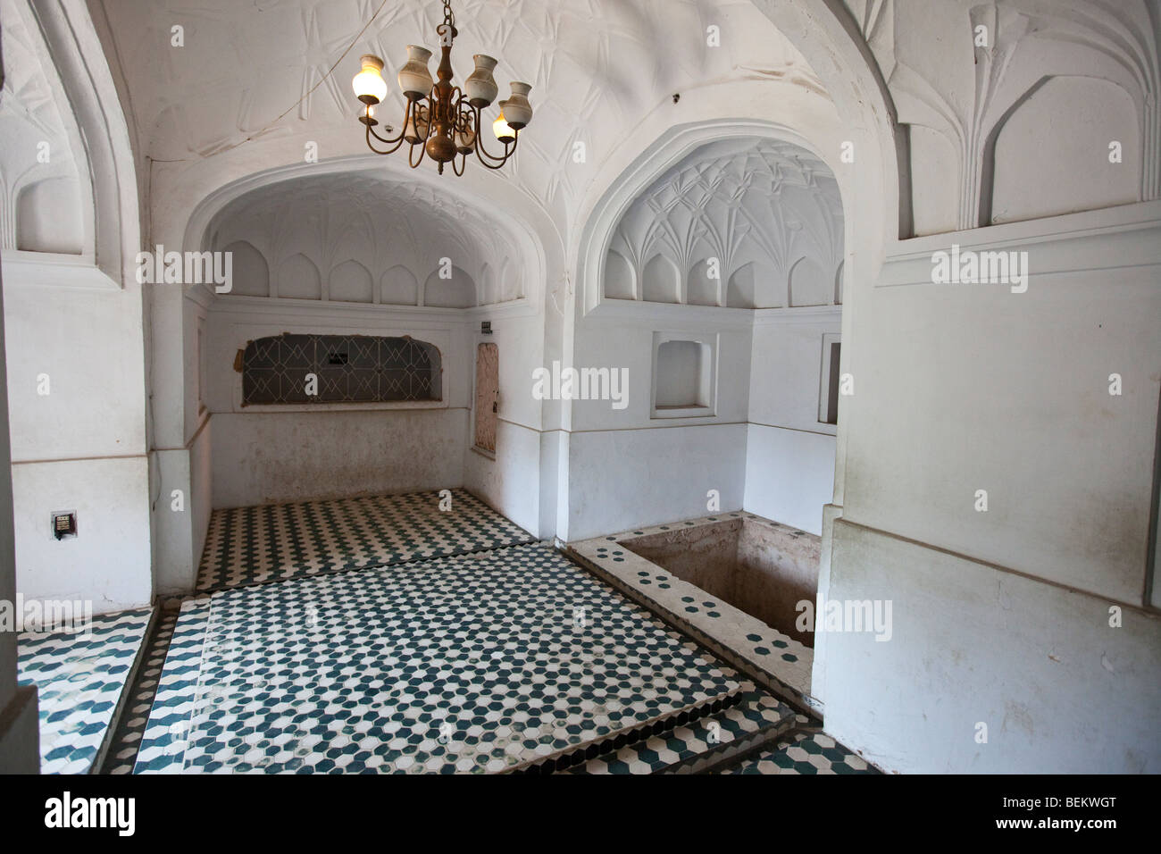 Inside the Tomb of Bibi Pari's Daughter inside Lalbagh Fort in Dhaka ...