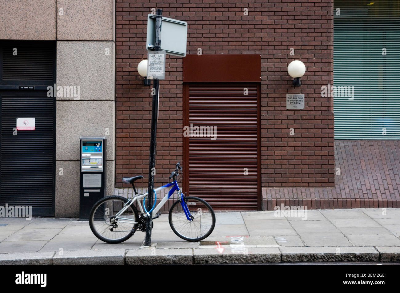 London street with bike hi-res stock photography and images - Alamy
