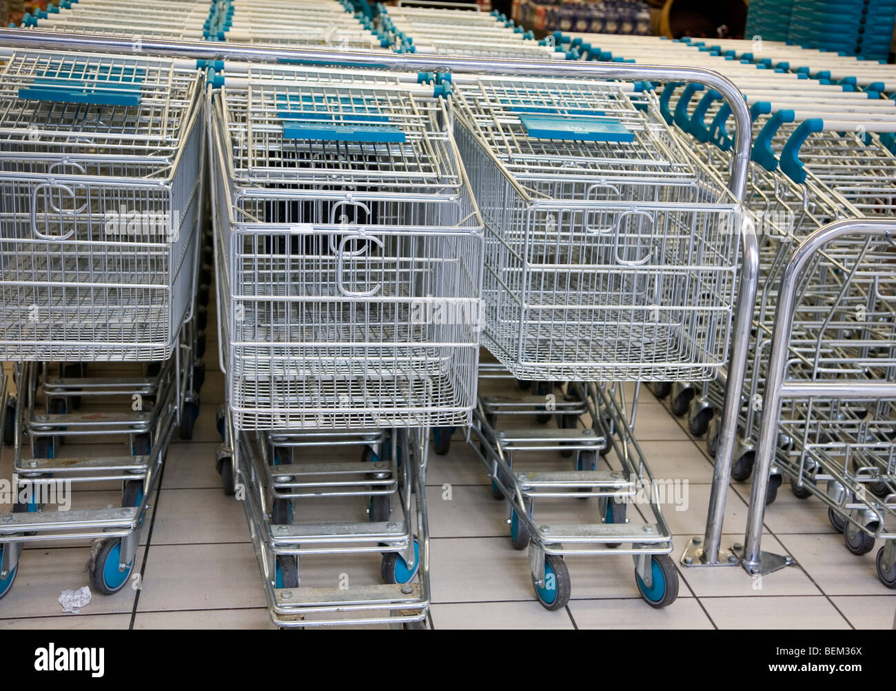 Cage trolleys hi-res stock photography and images - Alamy