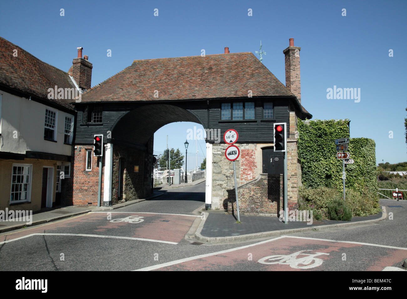 Toll Bridge and Barbican, Sandwich, Kent Stock Photo - Alamy