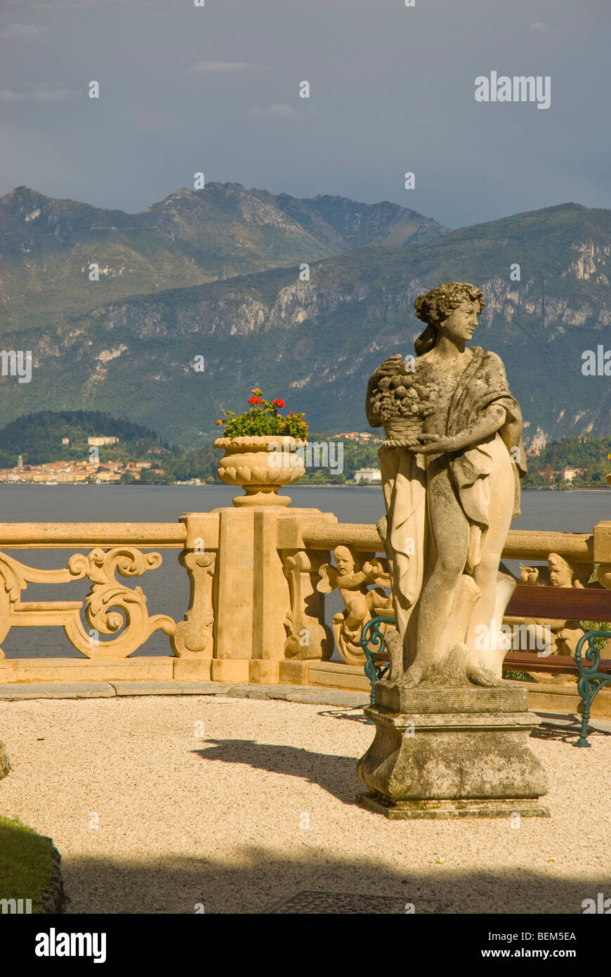 Statue on the banks of Lake Como Stock Photo - Alamy